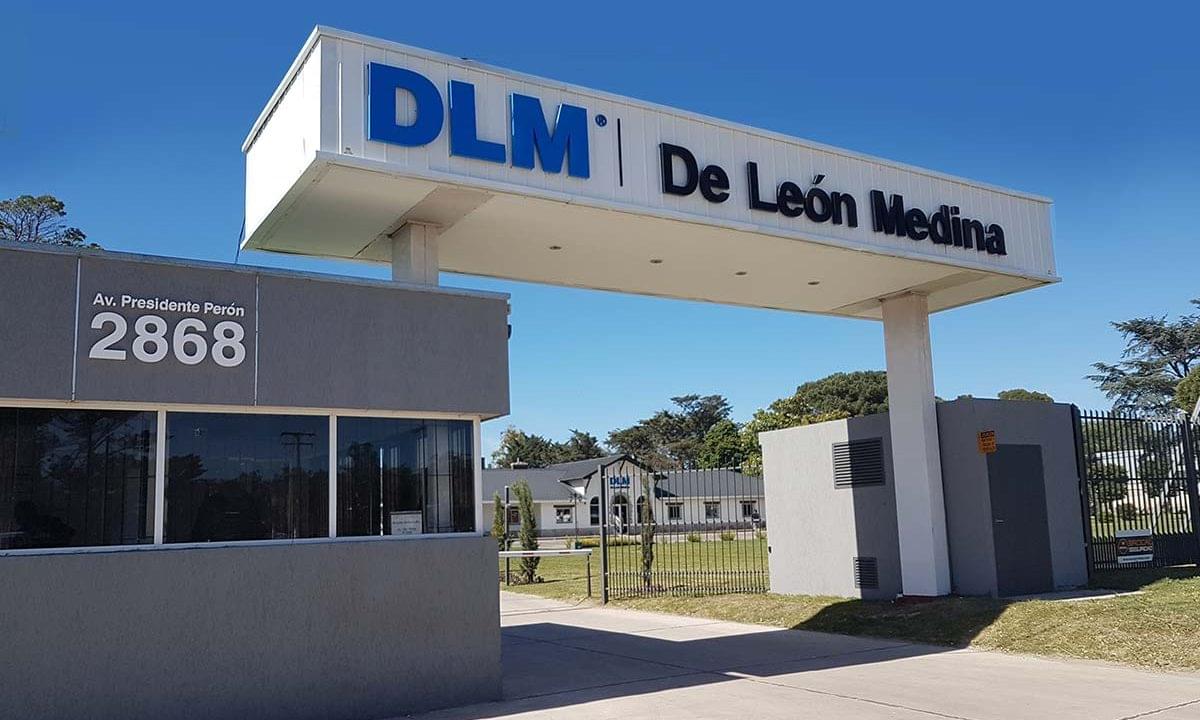 Branding e imagen corporativa para De León Medina — Fuego Yámana